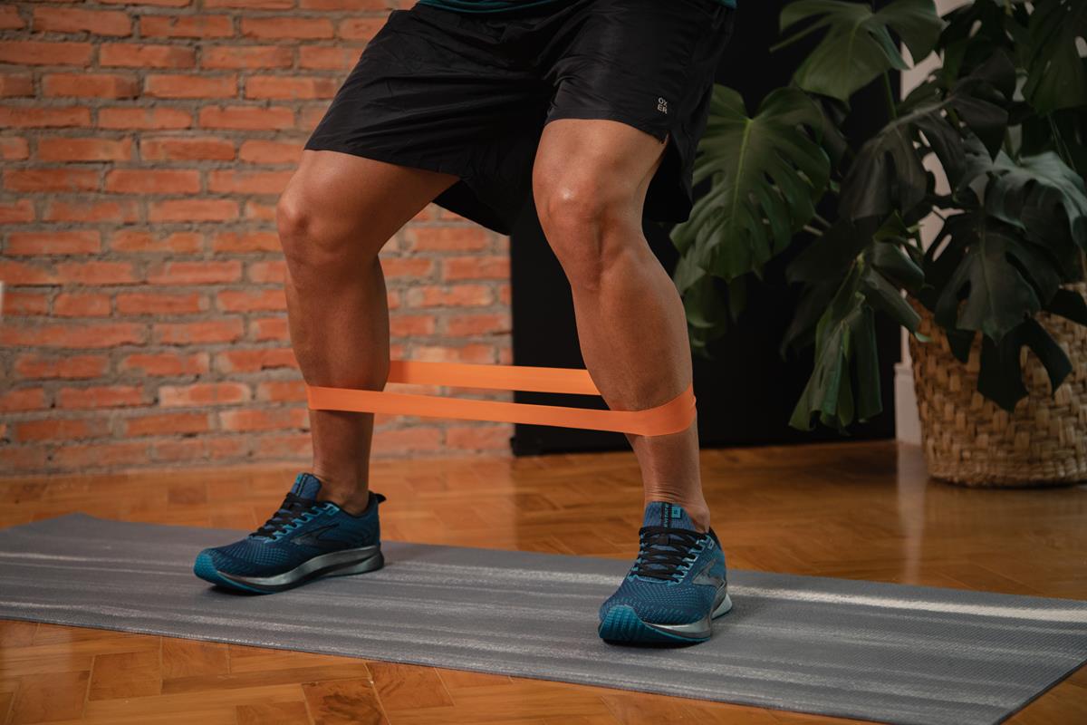 12 Exercícios com faixa elástica para treinar em casa - Oxer Brasil